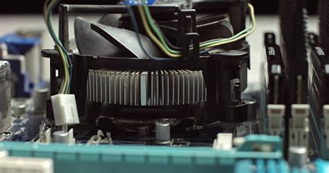 제거하고 현대 Pc 컴퓨터 마더 보드에 Cpu 쿨러를 교체 마더보드에 라디에이터 Cpu를 설치하고 제거합니다 Pc에서 Cpu 냉각 시스템 분해된 컴퓨터 보기 0명에 대한