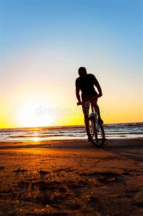 Sirva La Silueta Del Ciclista En El Cielo Azul Y El Backg Multicolor De