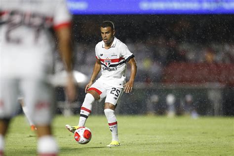 Alisson leva terceiro amarelo e desfalca o São Paulo na próxima rodada