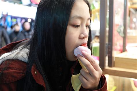십 대 소녀 먹는 모 지 또는 딸기 디 후 쿠 일본 디저트 일본식 길거리 음식 Dango Dumpling에 대한 스톡 사진 및