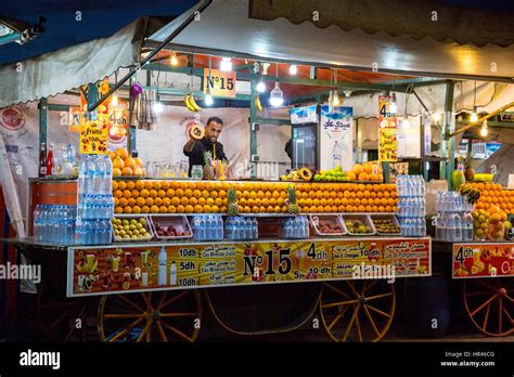 Marrakech Maroc Vendeur De Jus De Fruits Et Des Bouteilles D Eau La