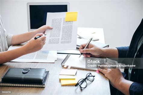 두 고 등 학생 캠퍼스 또는 교육 학교 개념 친구 들과 교실에 통합 학습 교사 책에서 시험 테스트에 대 한 공부 하는 데 도움이 친구와 급우 강사에 대한 스톡 사진 및 기타