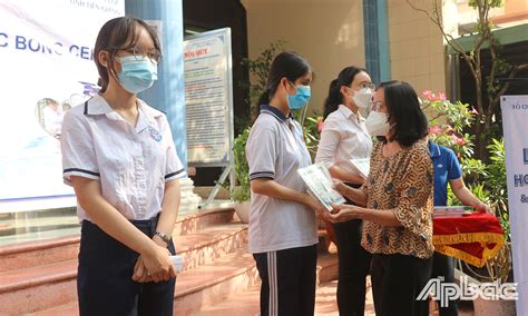 Trao Học Bổng Cho Tân Sinh Viên Có Hoàn Cảnh Khó Khăn Báo Ấp Bắc điện Tử