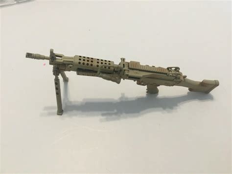 16 Scale M249 Saw Machine Gun Desert Camo With Accessories And Moving