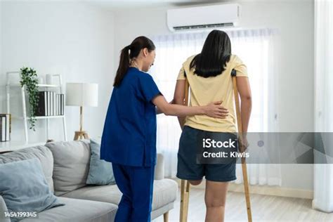 Kaki Wanita Asia Diamputasi Melakukan Fisioterapi Dengan Dukungan Dari