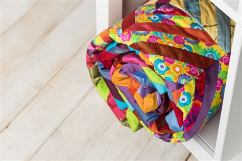 창 고 완료에 흰색 바닥의 배경 바느질 둘러앉아 상위 뷰 패치워크 바느질 패션 개념스튜디오 흰색 선반에서 아름 다운 다채로운 누비이 불된 담요 가리기에 대한 스톡 사진 및