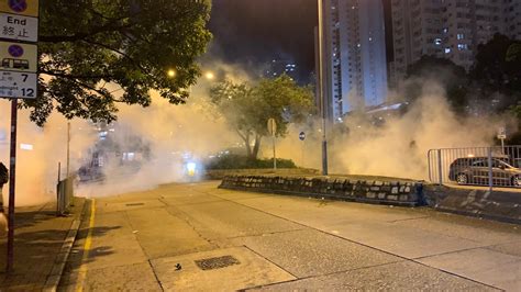 【黃大仙衝突】警民紀律部隊宿舍外對峙 警凌晨施放多枚催淚彈