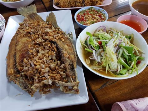 ปลากะพงทอดกระเทียม ร้าน ข้าวต้ม อ อยู่เย็น รามอินทรา 40