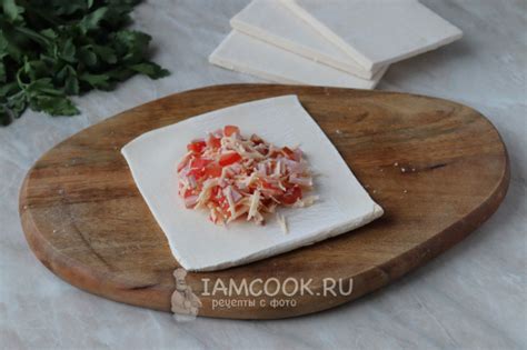 Слойки с ветчиной, сыром и помидорами — рецепт с фото пошагово