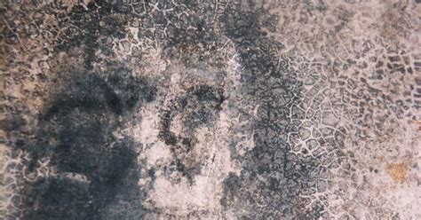 Misterio En España Hallan Imágenes De Rostros Humanos En Piso De Una