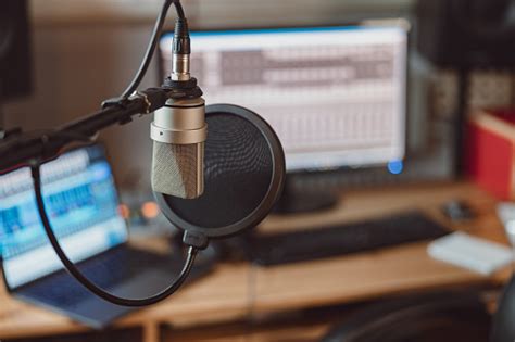 사운드 녹음 스튜디오의 노트북 및 화면 모니터의 흐릿한 배경에 전문 마이크에 부드러운 초점 방음에 대한 스톡 사진 및 기타