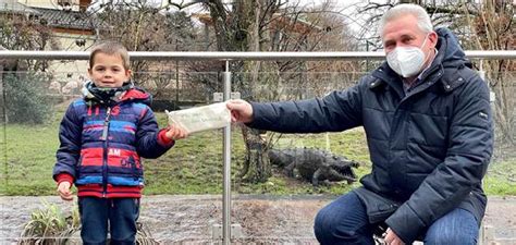 Ein Kleiner Mensch Mit Einem Großen Herzen Für Tiere