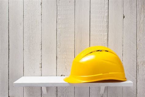 Casco De La Construcci N En Estante De Madera En El Blanco Imagen De
