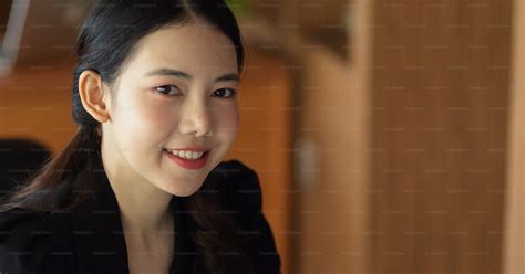 예쁜 젊은 금융 여성 직원 초상화 사진 태블릿에서 일하는 미소 사업가 사진 Unsplash의 작업 이미지