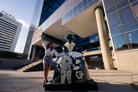 Las Meninas De Antonio Azzato Toman Las Calles De Caracas Inspiradas En