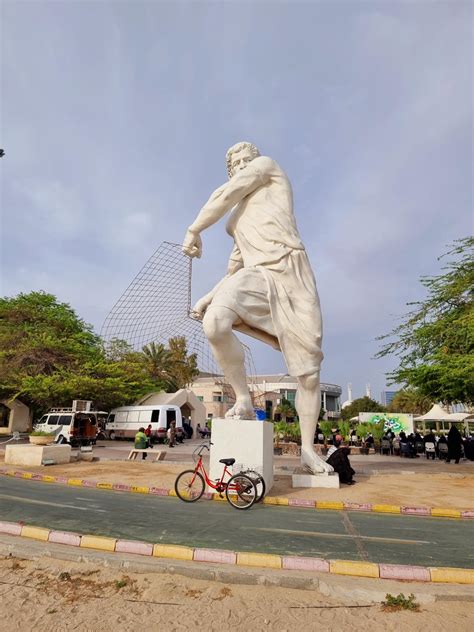 مجسمه مرد ماهیگیر کیش نقشه نشان