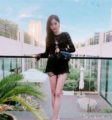 吳宣儀的腿受到上帝的寵愛，給自己拍張自畫像，網友：頂級漫畫腿 每日頭條