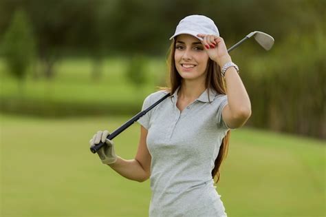 Mujer Joven Jugando Golf Foto Premium