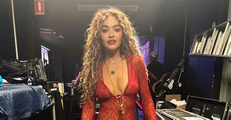 Rita Ora Deslumbró Con El Impactante Vestido Que Usó Durante Un Show En