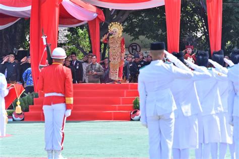 Kenakan Busana Adat Padang Bupati Pimpin Upacara HUT Kemerdekaan Ke 78