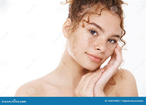 特写漂亮的裸体柔和的红头女子雀斑，抚摸皮肤，细微微笑的相机，神情地松了一口气 库存图片 图片 包括有 女朋友 狡猾 169679893