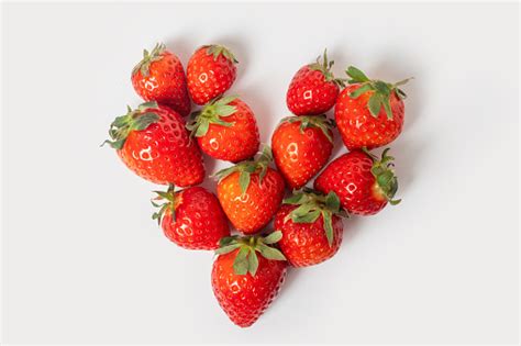 잘 익은 빨간 딸기는 흰색 바탕에 하트 형태로 배치됩니다 붉은 익은 딸기 0명에 대한 스톡 사진 및 기타 이미지 0명 개체