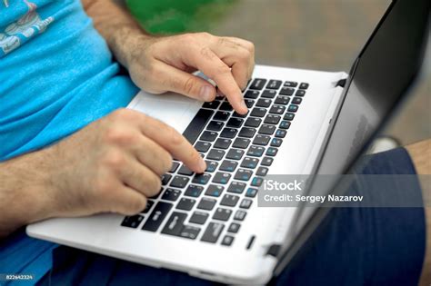 노트북 컴퓨터의 화면을 터치 하는 잘생긴 남자의 손의 근접 샷 개념에 대한 스톡 사진 및 기타 이미지 개념 공원 공원 벤치 Istock