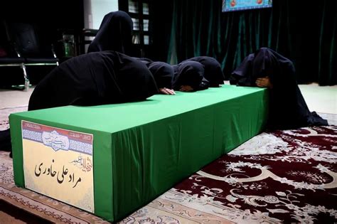 آخرین خداحافظی دختر خردسال شهید خاوری با پدر عکس تسنیم