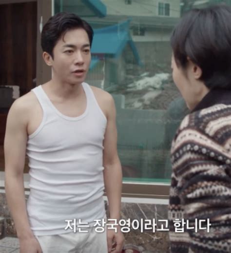 흰 속옷만 입은 50대의 설레이는 몸매 볼텍스 게이밍