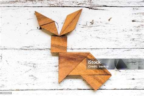 Tangram Rompecabezas En Forma De Conejo En El Fondo Antiguo De Madera
