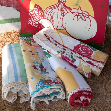 Vintage Style Kitchen Towels Set In Yellow With Crochet Trim