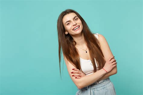 밝은 캐주얼에서 쾌활 한 젊은 여자의 초상화 카메라를 들고 손을 잡고 파란색 청록색 벽 배경에 고립 된 사람들은 진심으로 감정 라이프 스타일 개념입니다 복사 공간을 모의