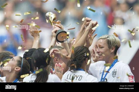 Carli Lloyd Und Abby Wambach Rechts Feiern Ihren Sieg über Japan Nach