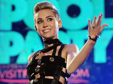 Miley Cyrus Fue Casi Sin Ropa A Los Mtv Europeos Y Festej Su Premio Fumando Marihuana En El