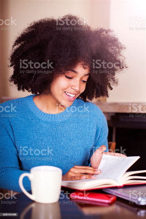 집에서 책을 읽는 행복한 아프리카 계 미국인 젊은 여성 20 29세에 대한 스톡 사진 및 기타 이미지 20 29세 가정