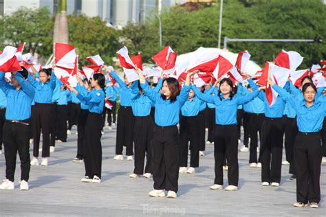Bạn Trẻ Đà Nẵng đồng Diễn Semaphore Chào Mừng Đại Hội Hội Lhtn Tp Lần Viii