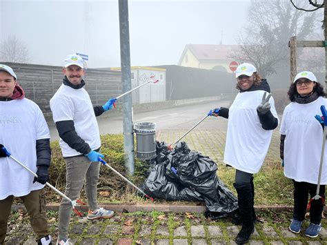 Volontari Ripuliscono Padova Cartacce Bottiglie E Siringhe Il Nuovo