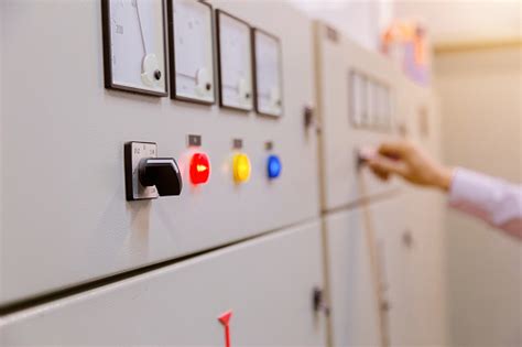 엔지니어는 체크 전압 또는 발전소와 준비 체크 시스템의 제어판에는 전압계 전류 가정의 방에 대한 스톡 사진 및 기타 이미지 가정의 방 개폐 장치 건강관리와 의술