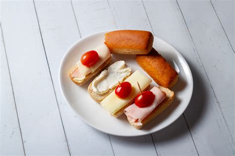 Tampilan Atas Roti Mini Atau Roti Gulung Mini Di Brasil Disebut Bisnaguinha Dengan Tomat Irisan