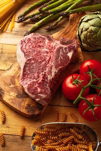 나무 배경에 신선한 야채와 이탈리아 스파게티를 곁들인 신선한 생 소고기 스테이크 레스토랑 메뉴 홈 메뉴 맛있는 음식 미식 수직 프레임 고기에 대한 스톡 사진 및 기타 이미지