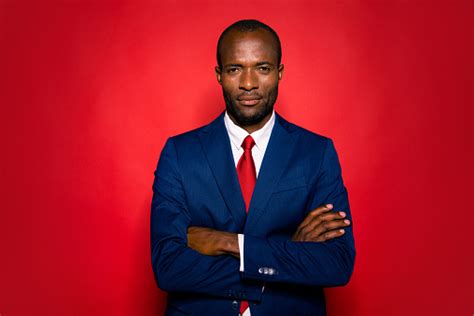 스마트 영리한 콘텐츠 진정 경험된 깔끔한 매력적인 잘생긴 Hr 디렉터 남자 양복 밝은 선명한 빨간색 배경 위에 팔짱 감독에 대한 스톡 사진 및 기타 이미지 Istock