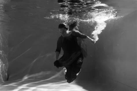 Скачать картинки Richard Guria Underwater Drowning Vk стоковые фото