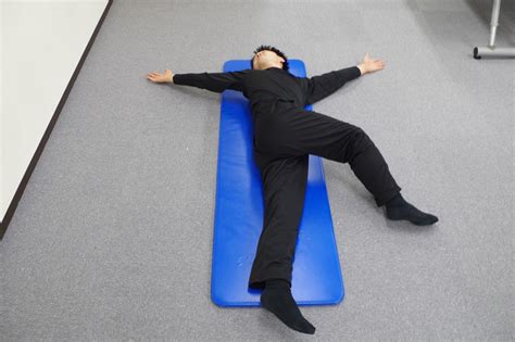 疲労回復に効果的なストレッチ。背中と骨盤の筋肉をほぐすポーズをカラダファクトリーの整体師が解説 健康 ×スポーツ『melos』