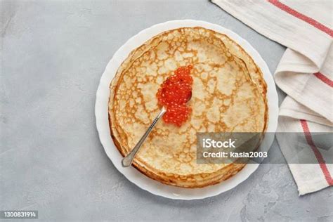 크레페 얇은 팬케이크 회색 접시에 빨간 캐비어가있는 러시아 팬케이크 대리석 배경 공간을 복사합니다 맨 위 보기입니다 0명에 대한