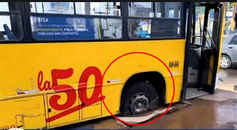 Pista Se Hunde En Sjl Y Bus De Transporte Público Se Atora Frente A