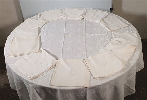 Service De Table En Damass D Cor Floral Comprenant Une Nappe Rectangulaire X Cm Et