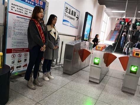 利兹学院2018级G4团支部前往成都市犀浦地铁站开展志愿服务 西南交通大学 利兹学院 SWJTU Leeds Joint School