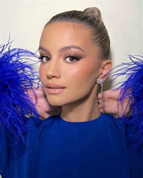 20 Stunning Prom Makeup Looks For Every Shade Of Blue Dress