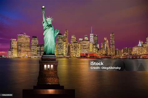 맨해튼 금융 지구와 일몰세계 무역 센터와 자유의 여신상과 뉴욕 시 스카이 라인 0명에 대한 스톡 사진 및 기타 이미지 0명 건물 외관 건축 Istock