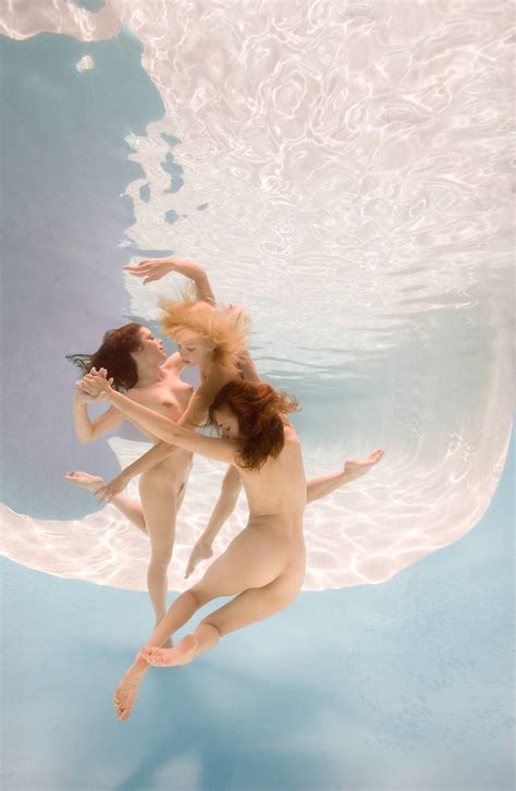 Ipnotici Corpi Nudi Sospesi Sott Acqua Nella Fotografia Di Ed Freeman